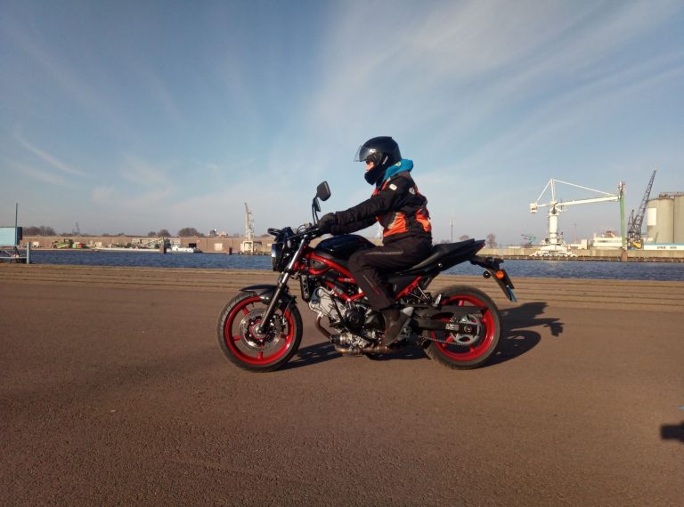 Getting your motorcyle license in English - De Motortrainer